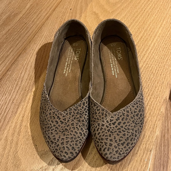 Toms | Shoes | Toms Leopard Print Flats | Poshmark